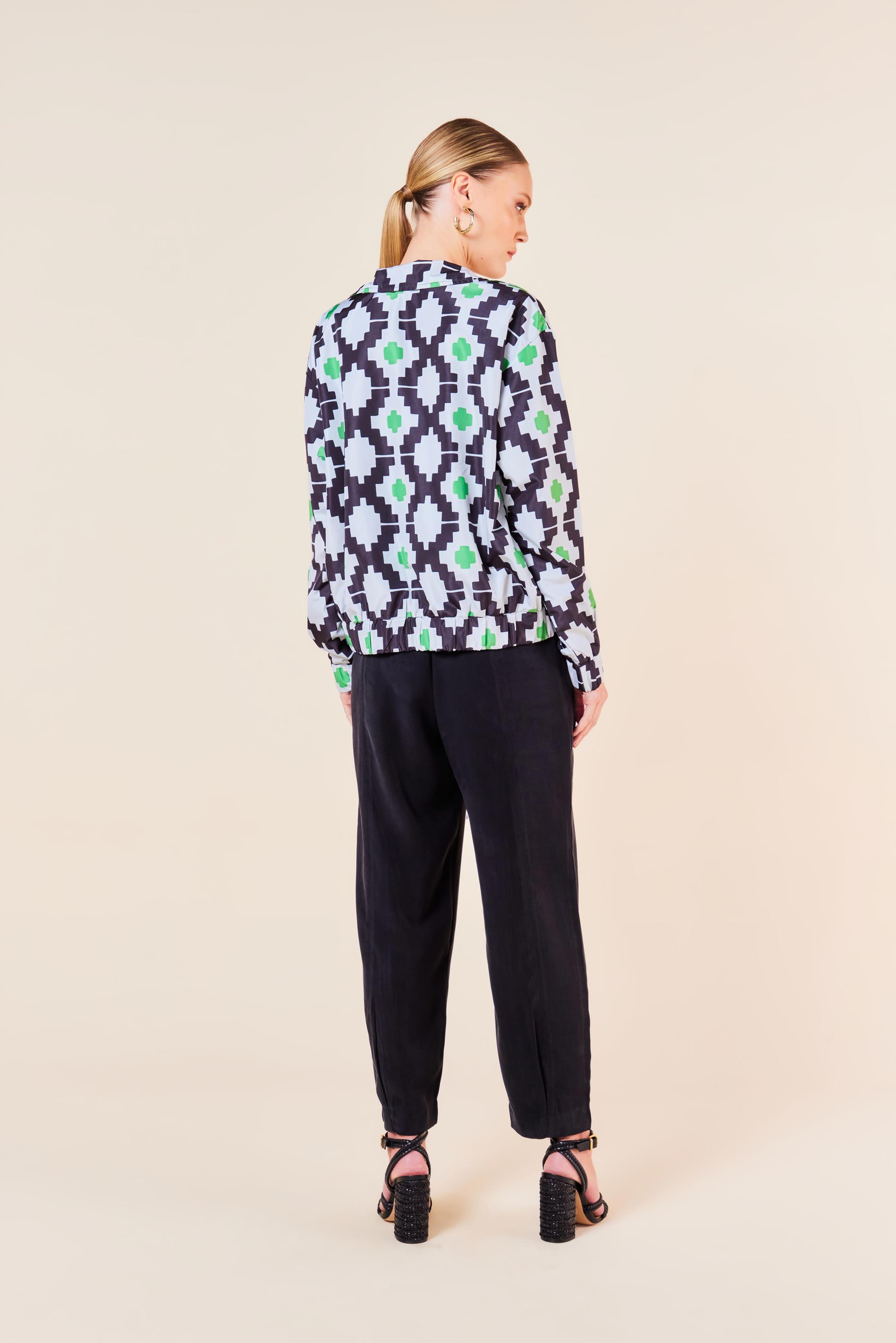 CASACO CORTA VENTO ESTAMPA PADRONAGEM TRIBAL